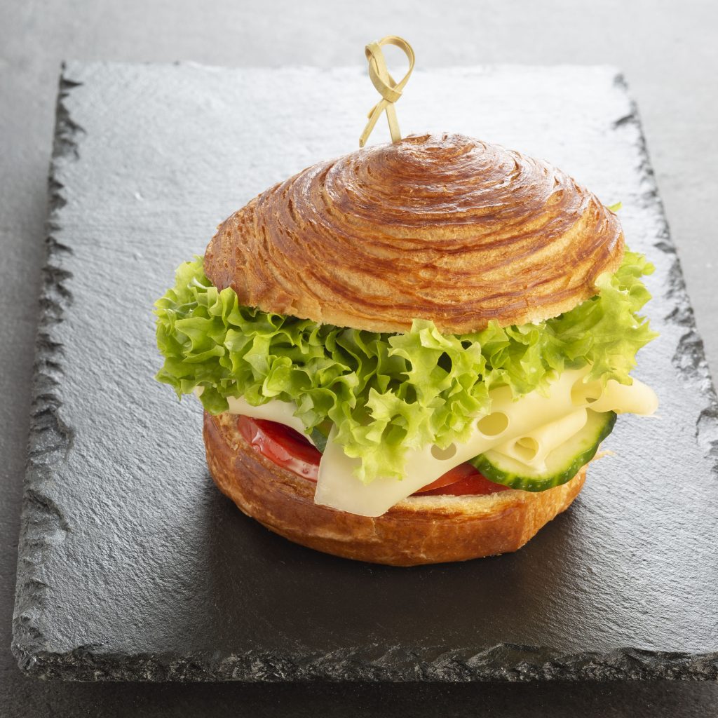 Bun mit Emmentaler & Salat (Veggie) - Bonjour Munich